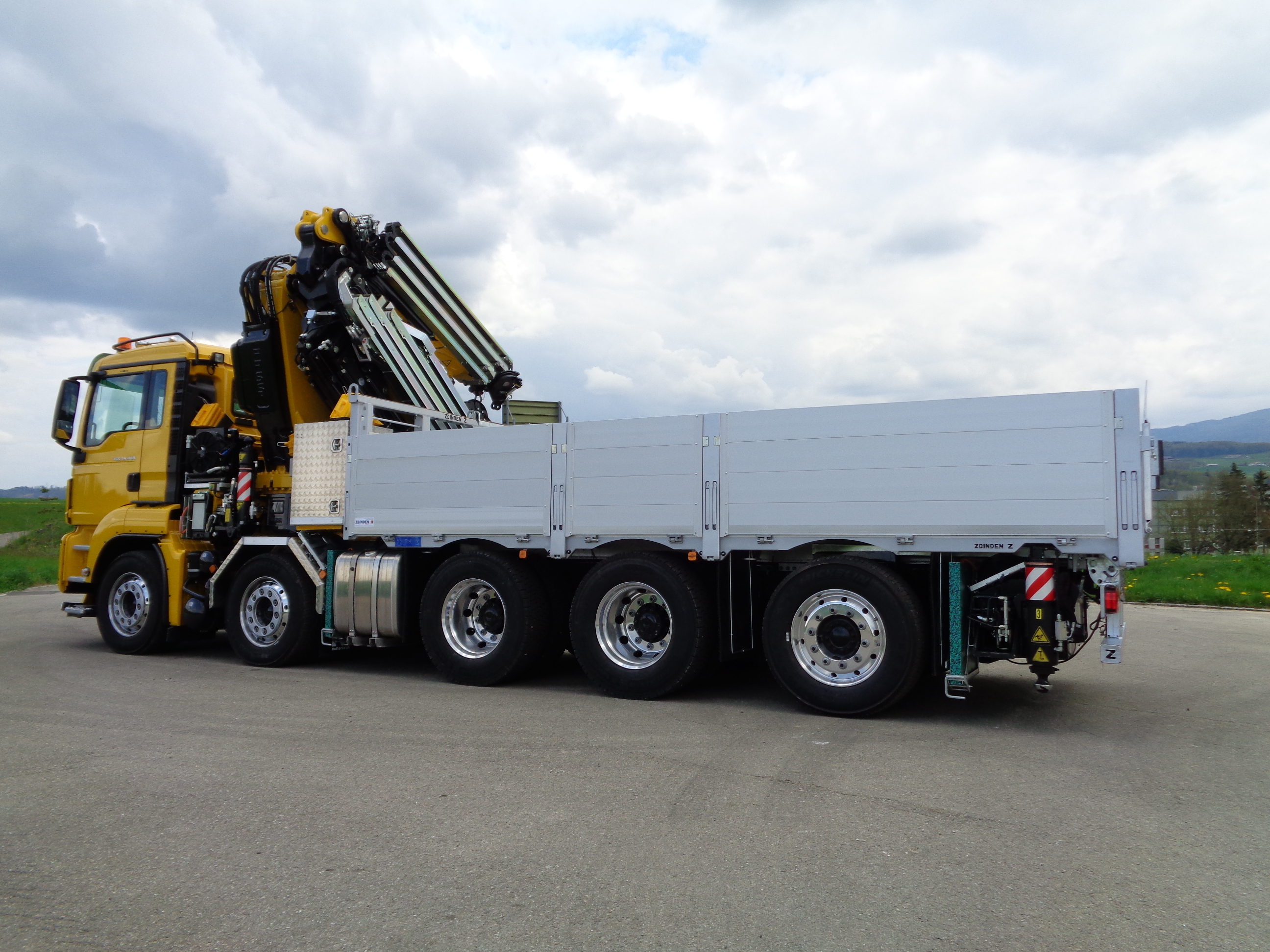 Camion 5 essieux avec grue et pont Zbinden